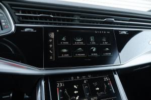 Melns Audi Q8 2025 Mārupe, ar dzinēja tilpumu 3.00 L un nobraukumu 48 tūkst. km par 69900 €, foto 33 vietnē AUTOMOTO.COM.LV