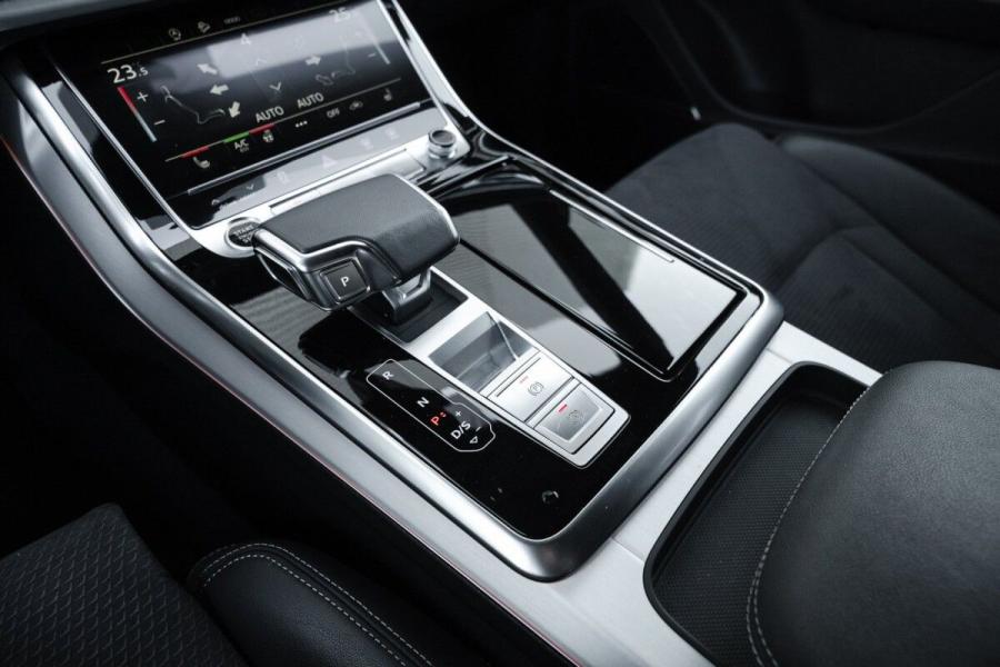 Melns Audi Q8 2025 Mārupe, ar dzinēja tilpumu 3.00 L un nobraukumu 48 tūkst. km par 69900 €, foto 35 vietnē AUTOMOTO.COM.LV