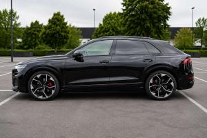 Black Audi Q8 2025 in Vilnius, with an engine capacity of 3.00 L and mileage of 13 thousand km for 98990 €, photo 4 on AUTOMOTO.COM.LV