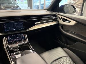Blue Audi Q8 2022 in Riga, with an engine capacity of 3.00 L and mileage of 107 thousand km for 58900 €, photo 16 on AUTOMOTO.COM.LV