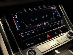 Blue Audi Q8 2022 in Riga, with an engine capacity of 3.00 L and mileage of 107 thousand km for 58900 €, photo 22 on AUTOMOTO.COM.LV