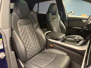 Blue Audi Q8 2022 in Riga, with an engine capacity of 3.00 L and mileage of 107 thousand km for 58900 €, photo 38 on AUTOMOTO.COM.LV