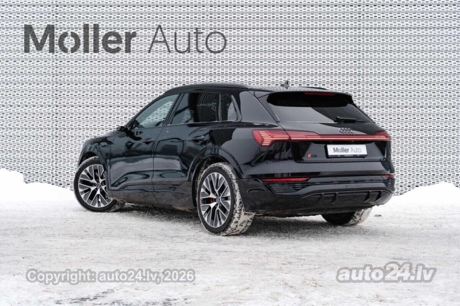 Melns Audi Q8 e-tron 2023 Rīga, ar dzinēja tilpumu 0.00 L un nobraukumu 43 tūkst. km par 59335 €, foto 4 vietnē AUTOMOTO.COM.LV
