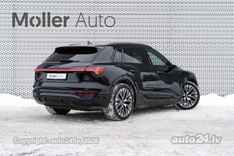 Melns Audi Q8 e-tron 2023 Rīga, ar dzinēja tilpumu 0.00 L un nobraukumu 43 tūkst. km par 59335 €, foto 5 vietnē AUTOMOTO.COM.LV