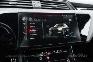 Melns Audi Q8 e-tron 2023 Rīga, ar dzinēja tilpumu 0.00 L un nobraukumu 43 tūkst. km par 59335 €, foto 22 vietnē AUTOMOTO.COM.LV