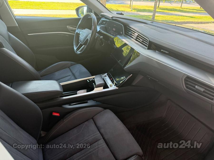 Melns Audi Q8 e-tron 2024 Tallina, ar dzinēja tilpumu 0.00 L un nobraukumu 57 tūkst. km par 54990 €, foto 8 vietnē AUTOMOTO.COM.LV