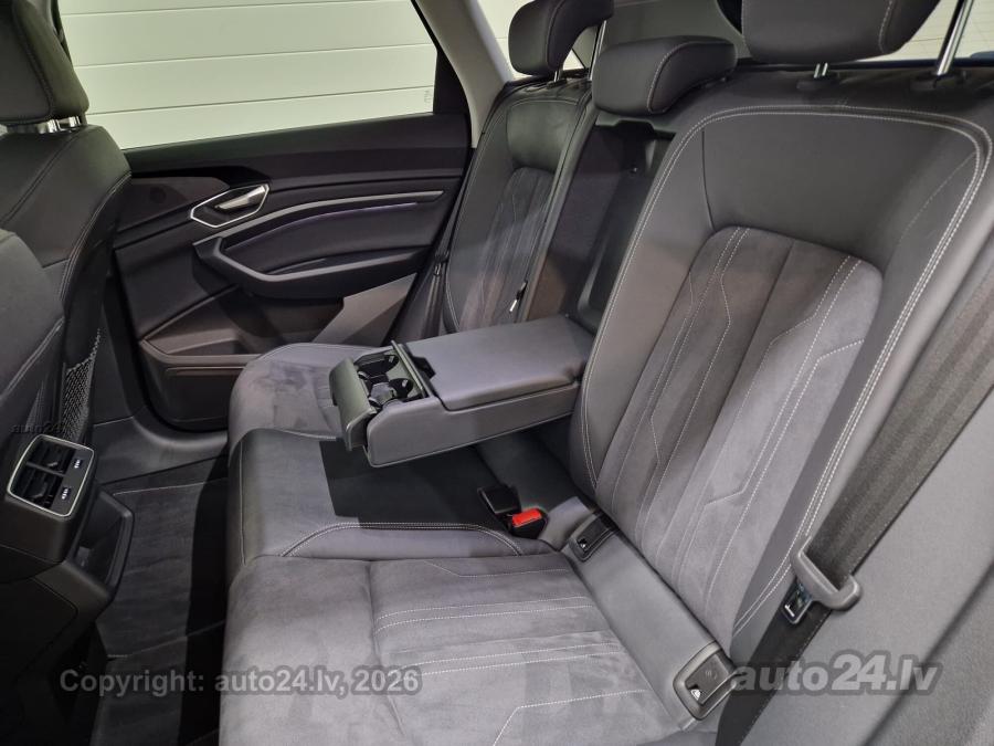 Melns Audi Q8 e-tron 2023 Hāpsalu, ar dzinēja tilpumu 0.00 L un nobraukumu 104 tūkst. km par 43900 €, foto 14 vietnē AUTOMOTO.COM.LV