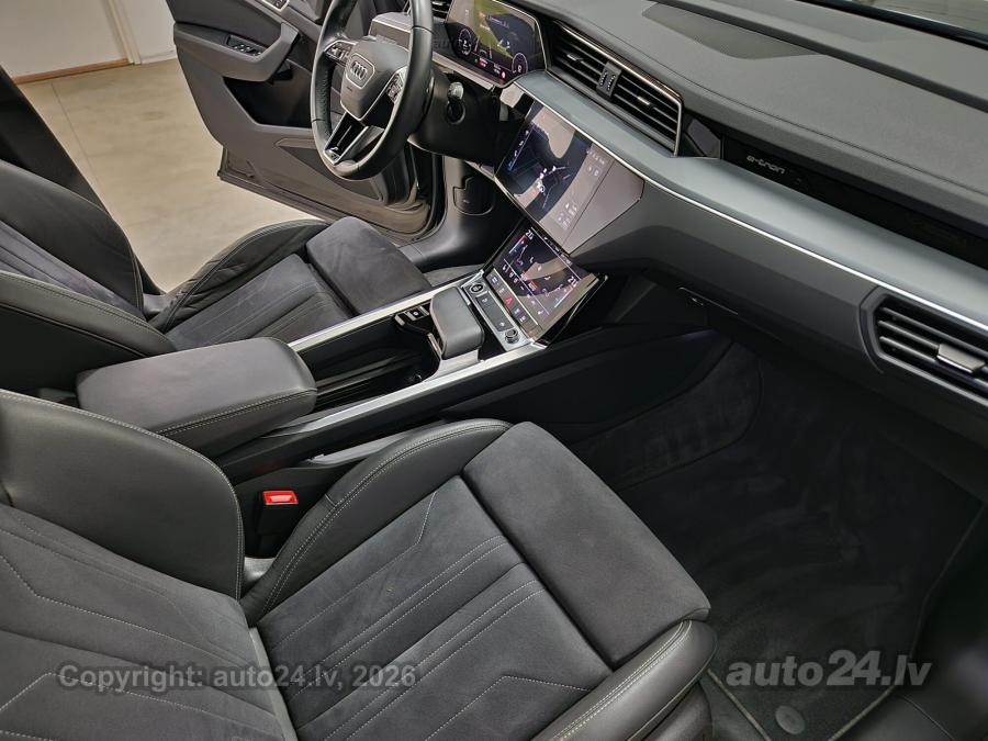 Melns Audi Q8 e-tron 2023 Hāpsalu, ar dzinēja tilpumu 0.00 L un nobraukumu 104 tūkst. km par 43900 €, foto 17 vietnē AUTOMOTO.COM.LV