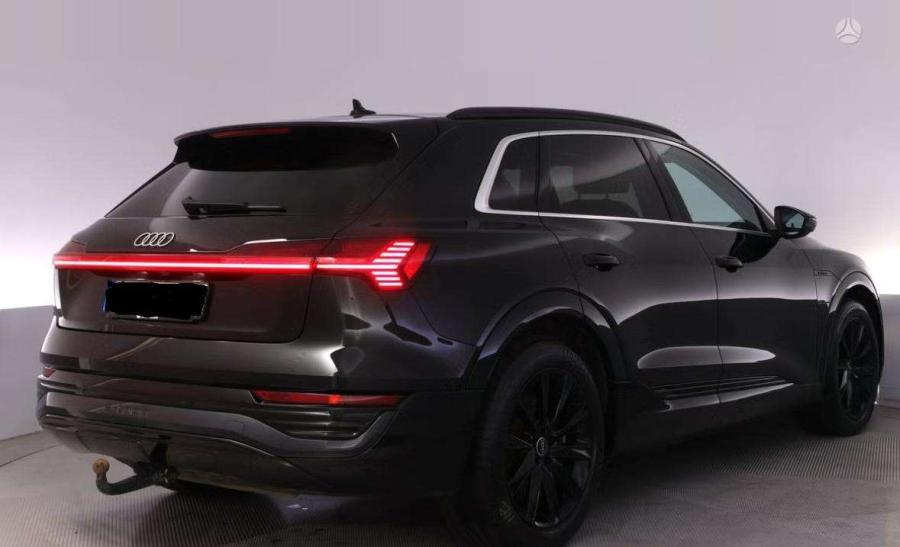 Black Audi Q8 e-tron 2023 in Vilnius, with an engine capacity of 0.00 L and mileage of 81 thousand km for 42700 €, photo 4 on AUTOMOTO.COM.LV