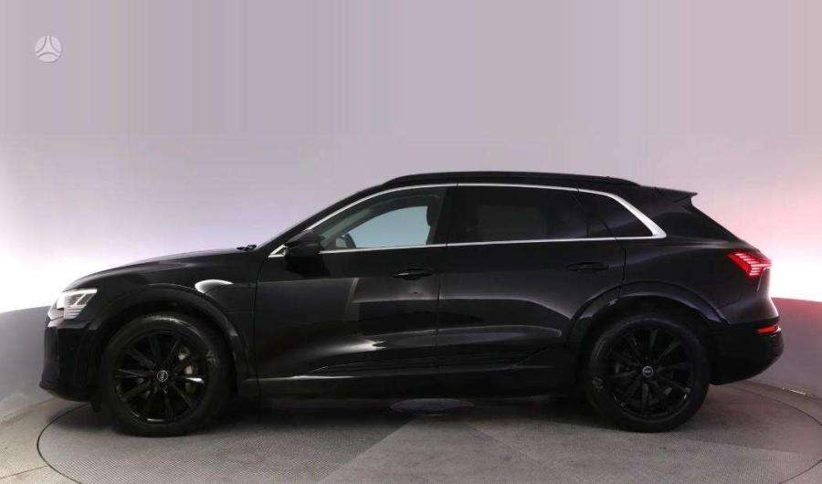 Black Audi Q8 e-tron 2023 in Vilnius, with an engine capacity of 0.00 L and mileage of 81 thousand km for 42700 €, photo 6 on AUTOMOTO.COM.LV