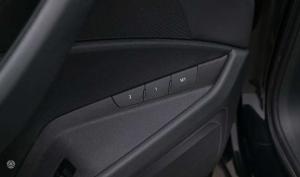 Black Audi Q8 e-tron 2023 in Vilnius, with an engine capacity of 0.00 L and mileage of 81 thousand km for 42700 €, photo 13 on AUTOMOTO.COM.LV