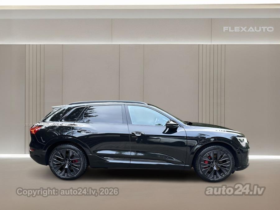 Melns Audi Q8 e-tron 2023 Tallina, ar dzinēja tilpumu 0.00 L un nobraukumu 42 tūkst. km par 54990 €, foto 3 vietnē AUTOMOTO.COM.LV