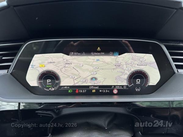 Black Audi Q8 e-tron 2023 in Tallinn, with an engine capacity of 0.00 L and mileage of 42 thousand km for 54990 €, photo 4 on AUTOMOTO.COM.LV