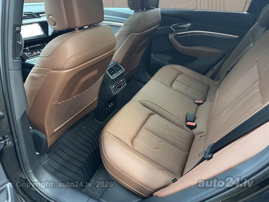 Melns Audi Q8 e-tron 2023 Tallina, ar dzinēja tilpumu 0.00 L un nobraukumu 42 tūkst. km par 54990 €, foto 12 vietnē AUTOMOTO.COM.LV