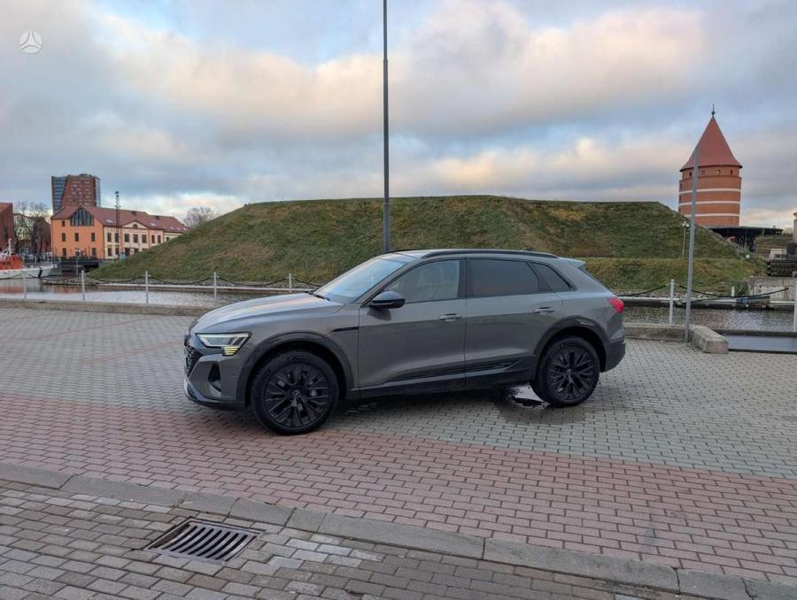 Grey Audi Q8 e-tron 2023 in Klaipeda, with an engine capacity of 0.00 L and mileage of 60 thousand km for 58500 €, photo 1 on AUTOMOTO.COM.LV