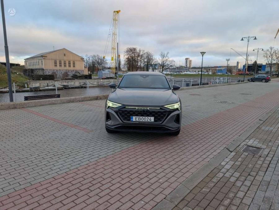 Grey Audi Q8 e-tron 2023 in Klaipeda, with an engine capacity of 0.00 L and mileage of 60 thousand km for 58500 €, photo 2 on AUTOMOTO.COM.LV