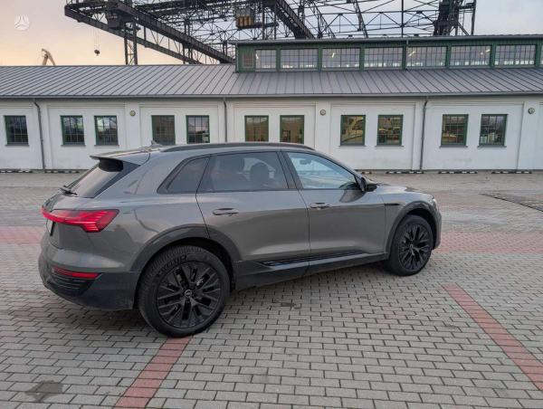 Grey Audi Q8 e-tron 2023 in Klaipeda, with an engine capacity of 0.00 L and mileage of 60 thousand km for 58500 €, photo 3 on AUTOMOTO.COM.LV