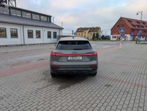 Grey Audi Q8 e-tron 2023 in Klaipeda, with an engine capacity of 0.00 L and mileage of 60 thousand km for 58500 €, photo 4 on AUTOMOTO.COM.LV