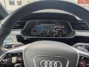 Grey Audi Q8 e-tron 2023 in Klaipeda, with an engine capacity of 0.00 L and mileage of 60 thousand km for 58500 €, photo 9 on AUTOMOTO.COM.LV