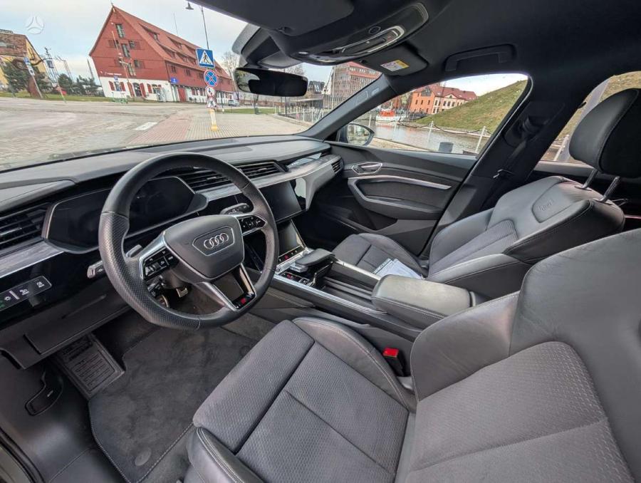 Grey Audi Q8 e-tron 2023 in Klaipeda, with an engine capacity of 0.00 L and mileage of 60 thousand km for 58500 €, photo 11 on AUTOMOTO.COM.LV
