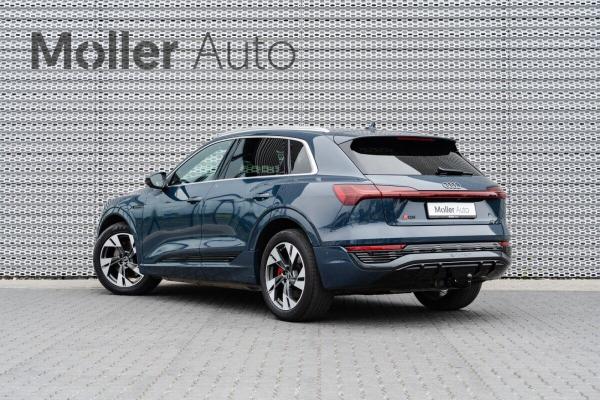 Grey Audi Q8 e-tron 2023 in Marupe, with an engine capacity of 0.00 L and mileage of 65 thousand km for 46600 €, photo 3 on AUTOMOTO.COM.LV