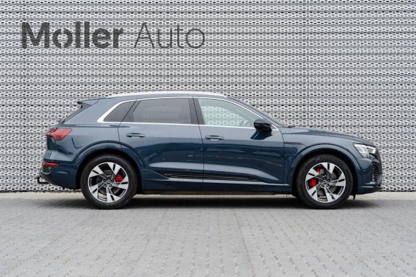 Grey Audi Q8 e-tron 2023 in Marupe, with an engine capacity of 0.00 L and mileage of 65 thousand km for 46600 €, photo 5 on AUTOMOTO.COM.LV