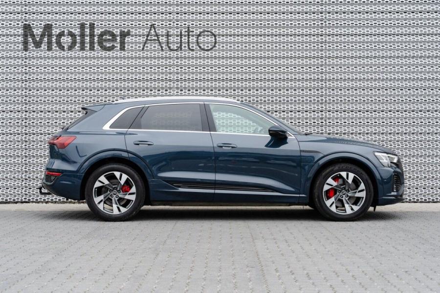 Grey Audi Q8 e-tron 2023 in Marupe, with an engine capacity of 0.00 L and mileage of 65 thousand km for 46600 €, photo 6 on AUTOMOTO.COM.LV