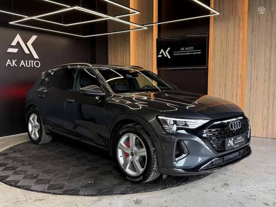 Grey Audi Q8 e-tron 2023 in Kaunas, with an engine capacity of 0.00 L and mileage of 17 thousand km for 37990 €, photo 3 on AUTOMOTO.COM.LV
