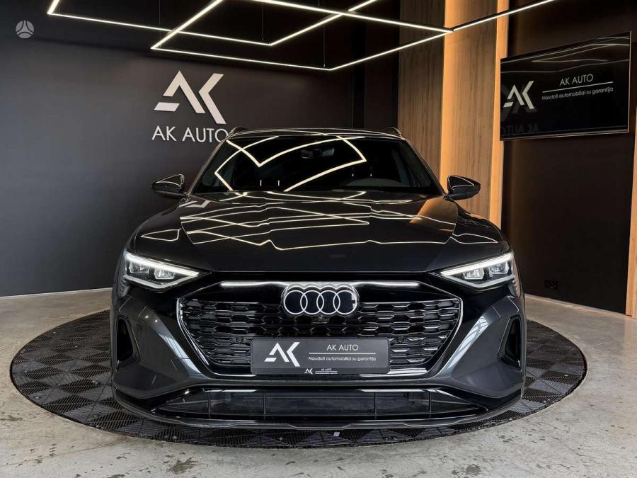 Grey Audi Q8 e-tron 2023 in Kaunas, with an engine capacity of 0.00 L and mileage of 17 thousand km for 37990 €, photo 5 on AUTOMOTO.COM.LV