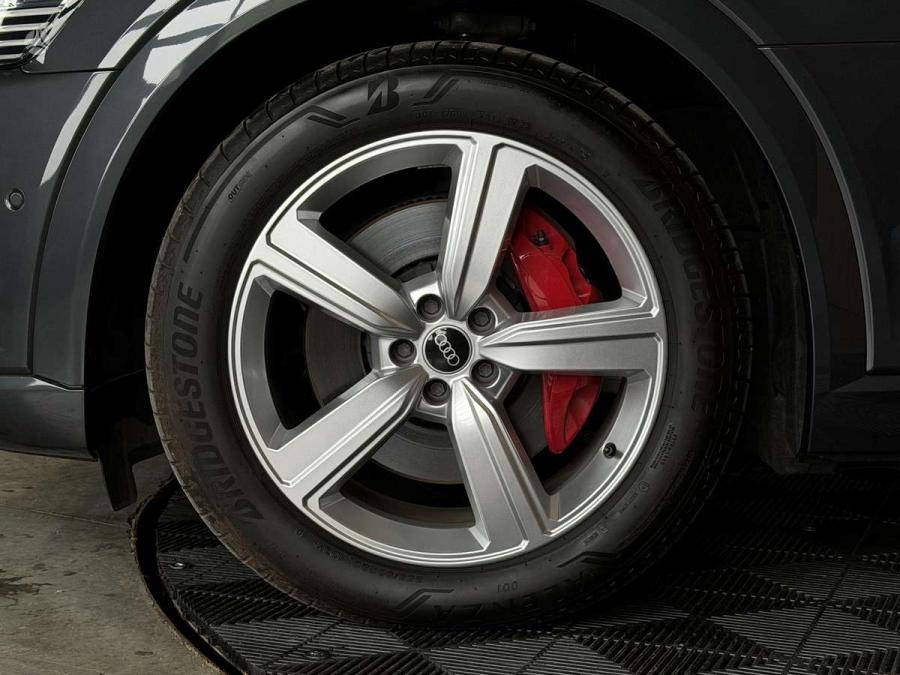 Grey Audi Q8 e-tron 2023 in Kaunas, with an engine capacity of 0.00 L and mileage of 17 thousand km for 37990 €, photo 8 on AUTOMOTO.COM.LV