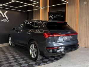 Grey Audi Q8 e-tron 2023 in Kaunas, with an engine capacity of 0.00 L and mileage of 17 thousand km for 37990 €, photo 9 on AUTOMOTO.COM.LV