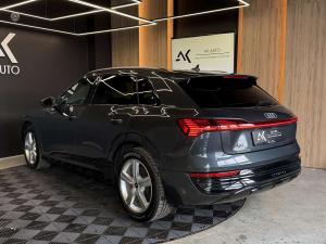 Grey Audi Q8 e-tron 2023 in Kaunas, with an engine capacity of 0.00 L and mileage of 17 thousand km for 37990 €, photo 10 on AUTOMOTO.COM.LV