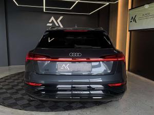 Grey Audi Q8 e-tron 2023 in Kaunas, with an engine capacity of 0.00 L and mileage of 17 thousand km for 37990 €, photo 11 on AUTOMOTO.COM.LV