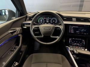 Grey Audi Q8 e-tron 2023 in Kaunas, with an engine capacity of 0.00 L and mileage of 17 thousand km for 37990 €, photo 14 on AUTOMOTO.COM.LV