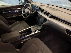 Grey Audi Q8 e-tron 2023 in Kaunas, with an engine capacity of 0.00 L and mileage of 17 thousand km for 37990 €, photo 16 on AUTOMOTO.COM.LV