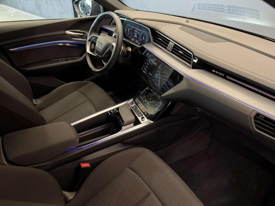 Grey Audi Q8 e-tron 2023 in Kaunas, with an engine capacity of 0.00 L and mileage of 17 thousand km for 37990 €, photo 16 on AUTOMOTO.COM.LV