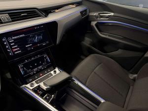 Grey Audi Q8 e-tron 2023 in Kaunas, with an engine capacity of 0.00 L and mileage of 17 thousand km for 37990 €, photo 18 on AUTOMOTO.COM.LV
