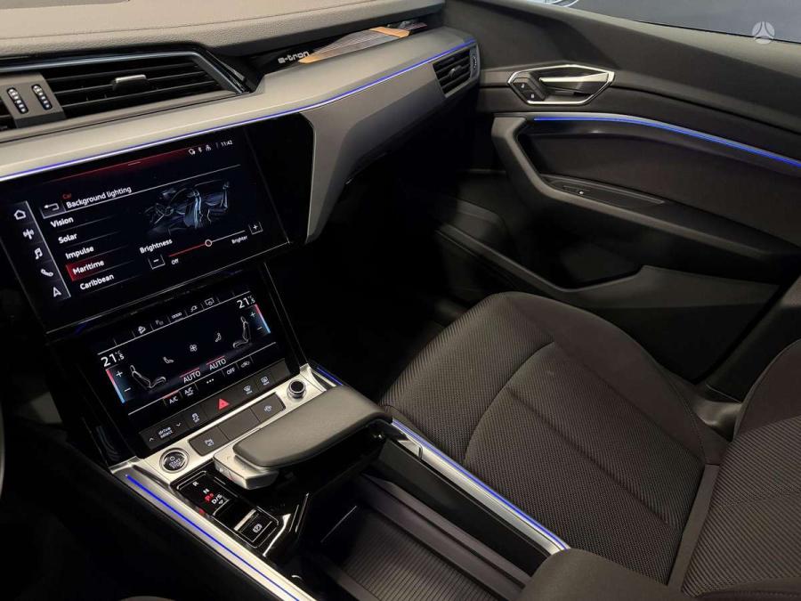 Grey Audi Q8 e-tron 2023 in Kaunas, with an engine capacity of 0.00 L and mileage of 17 thousand km for 37990 €, photo 18 on AUTOMOTO.COM.LV