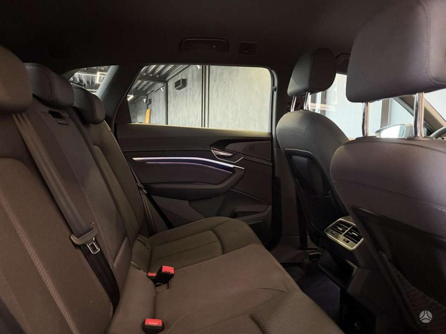 Grey Audi Q8 e-tron 2023 in Kaunas, with an engine capacity of 0.00 L and mileage of 17 thousand km for 37990 €, photo 22 on AUTOMOTO.COM.LV