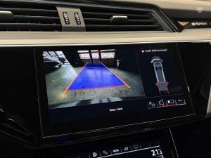 Grey Audi Q8 e-tron 2023 in Kaunas, with an engine capacity of 0.00 L and mileage of 17 thousand km for 37990 €, photo 27 on AUTOMOTO.COM.LV