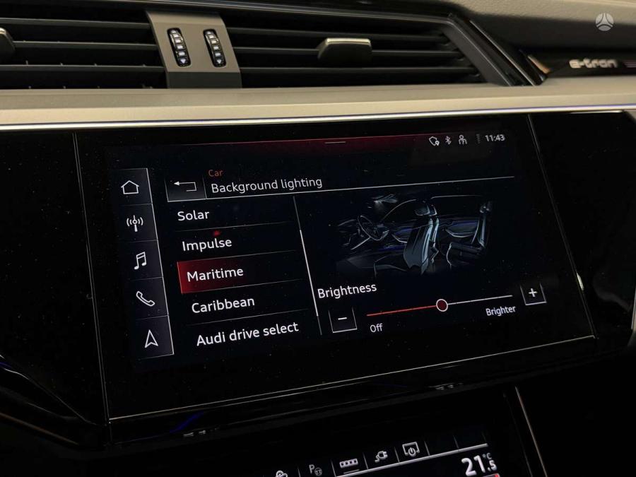 Grey Audi Q8 e-tron 2023 in Kaunas, with an engine capacity of 0.00 L and mileage of 17 thousand km for 37990 €, photo 28 on AUTOMOTO.COM.LV