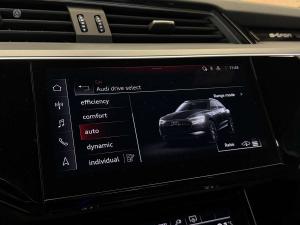 Grey Audi Q8 e-tron 2023 in Kaunas, with an engine capacity of 0.00 L and mileage of 17 thousand km for 37990 €, photo 29 on AUTOMOTO.COM.LV