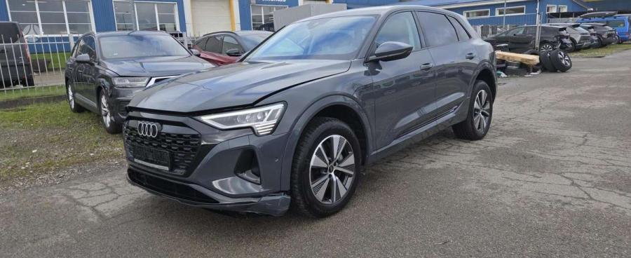 Pelēks Audi Q8 e-tron 2023 Šauļi, ar dzinēja tilpumu 0.00 L un nobraukumu 54 tūkst. km par 31900 €, foto 3 vietnē AUTOMOTO.COM.LV