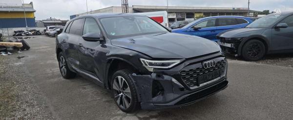 Pelēks Audi Q8 e-tron 2023 Šauļi, ar dzinēja tilpumu 0.00 L un nobraukumu 54 tūkst. km par 31900 €, foto 4 vietnē AUTOMOTO.COM.LV