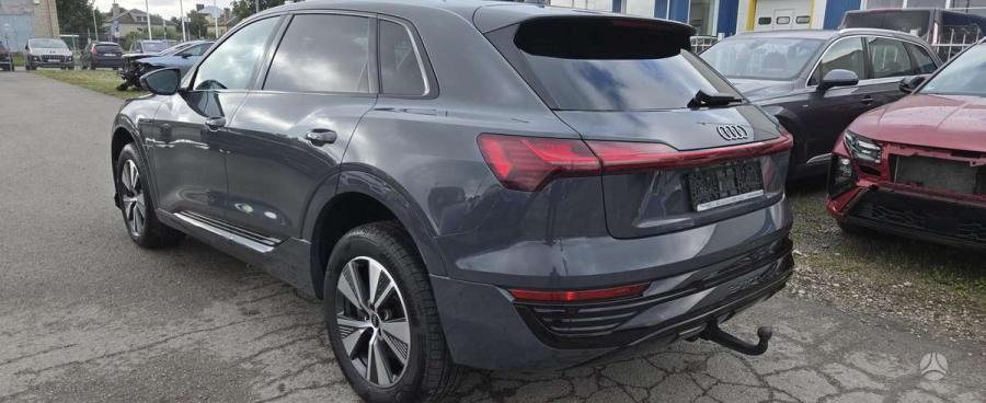 Pelēks Audi Q8 e-tron 2023 Šauļi, ar dzinēja tilpumu 0.00 L un nobraukumu 54 tūkst. km par 31900 €, foto 5 vietnē AUTOMOTO.COM.LV
