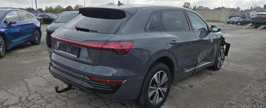 Pelēks Audi Q8 e-tron 2023 Šauļi, ar dzinēja tilpumu 0.00 L un nobraukumu 54 tūkst. km par 31900 €, foto 6 vietnē AUTOMOTO.COM.LV