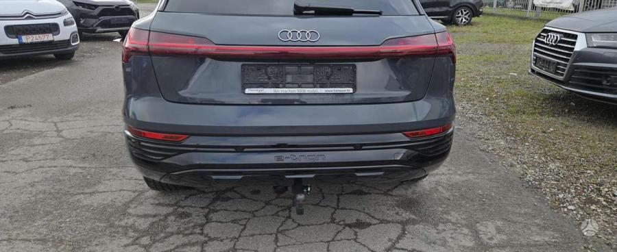 Pelēks Audi Q8 e-tron 2023 Šauļi, ar dzinēja tilpumu 0.00 L un nobraukumu 54 tūkst. km par 31900 €, foto 7 vietnē AUTOMOTO.COM.LV