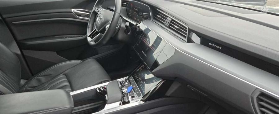 Pelēks Audi Q8 e-tron 2023 Šauļi, ar dzinēja tilpumu 0.00 L un nobraukumu 54 tūkst. km par 31900 €, foto 8 vietnē AUTOMOTO.COM.LV