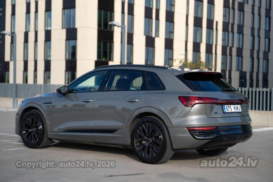Pelēks Audi Q8 e-tron 2024 Tallina, ar dzinēja tilpumu 0.00 L un nobraukumu 45 tūkst. km par 70000 €, foto 5 vietnē AUTOMOTO.COM.LV