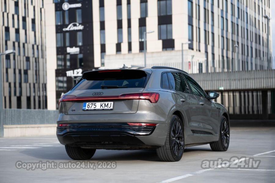 Pelēks Audi Q8 e-tron 2024 Tallina, ar dzinēja tilpumu 0.00 L un nobraukumu 45 tūkst. km par 70000 €, foto 6 vietnē AUTOMOTO.COM.LV